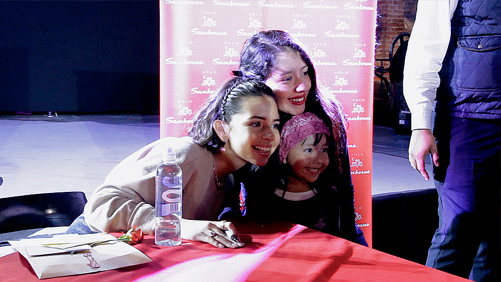 Ángela Aguilar Showcase y Firma de Autógrafos Plaza Loreto.