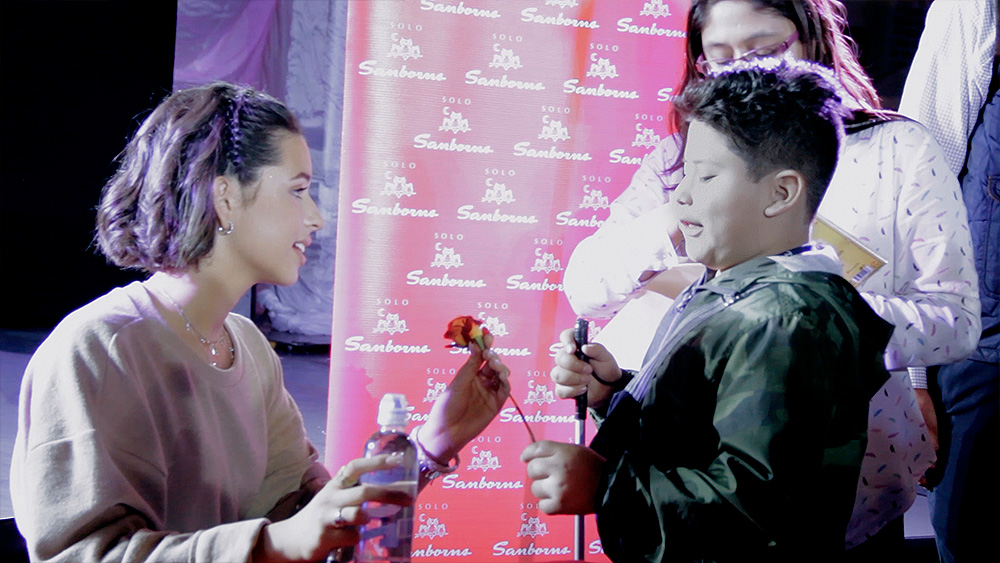 Ángela Aguilar Showcase y Firma de Autógrafos Plaza Loreto.