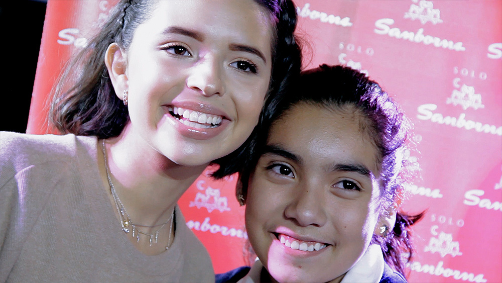 Ángela Aguilar Showcase y Firma de Autógrafos Plaza Loreto.